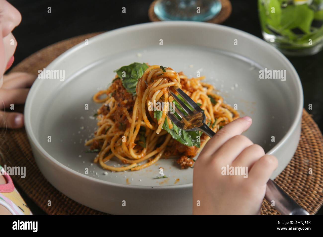 Kind spaghetti essen glücklich -Fotos und -Bildmaterial in hoher ...
