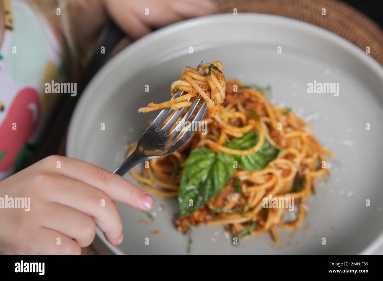 Kind spaghetti essen glücklich -Fotos und -Bildmaterial in hoher ...