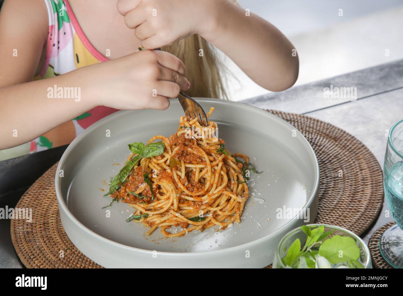 Kind Spaghetti Essen Glücklich Fotos Und Bildmaterial In Hoher