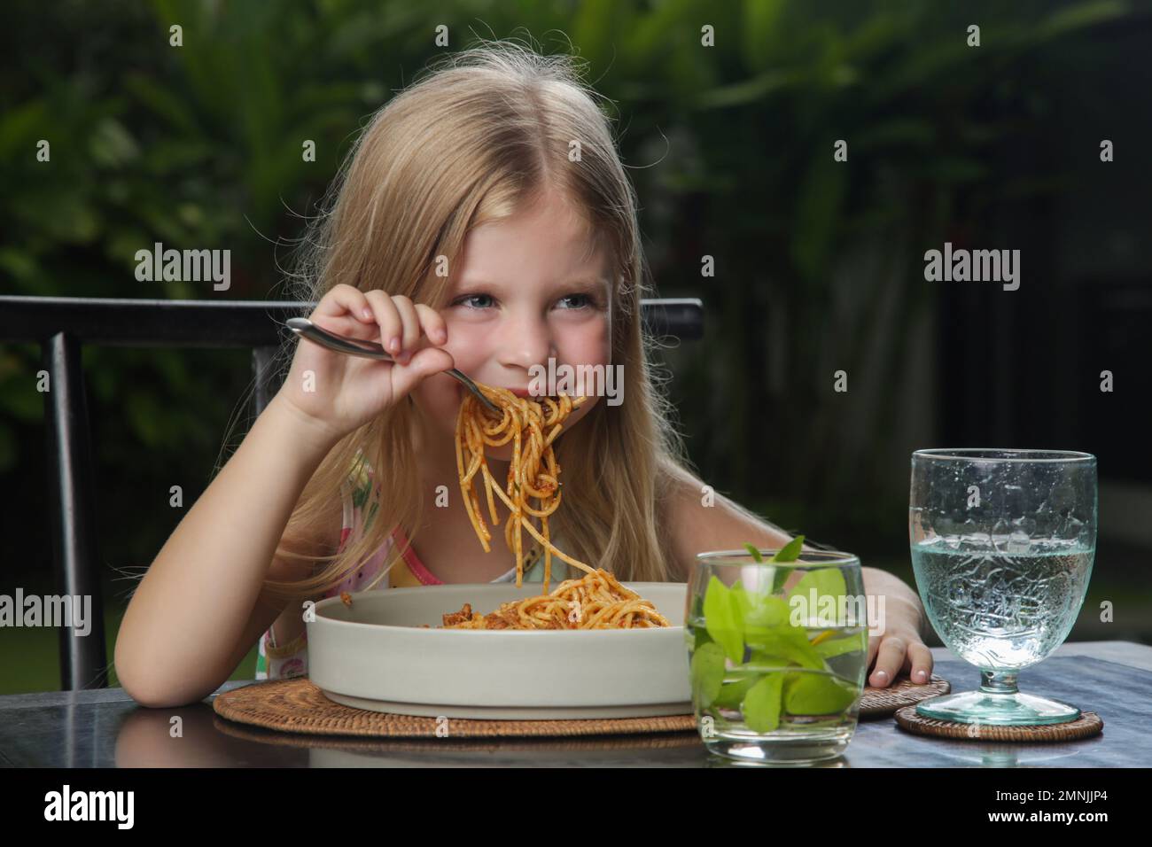 Kind Spaghetti Essen Glücklich Fotos Und Bildmaterial In Hoher
