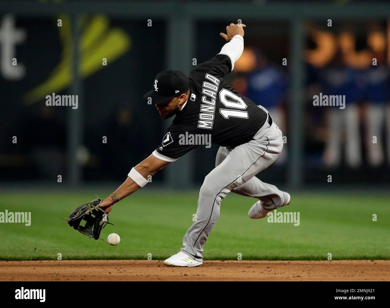 Chicago White Sox second baseman Yoan Moncada (10) gets to a ground ...