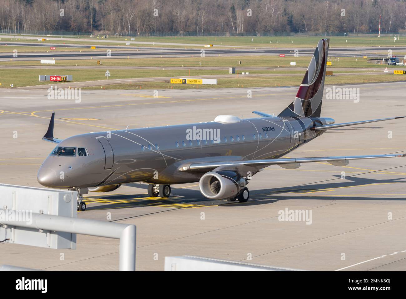 Zürich, Schweiz, 19. Januar 2023 das Flugzeug Embraer 190 Lineage 1000 ...