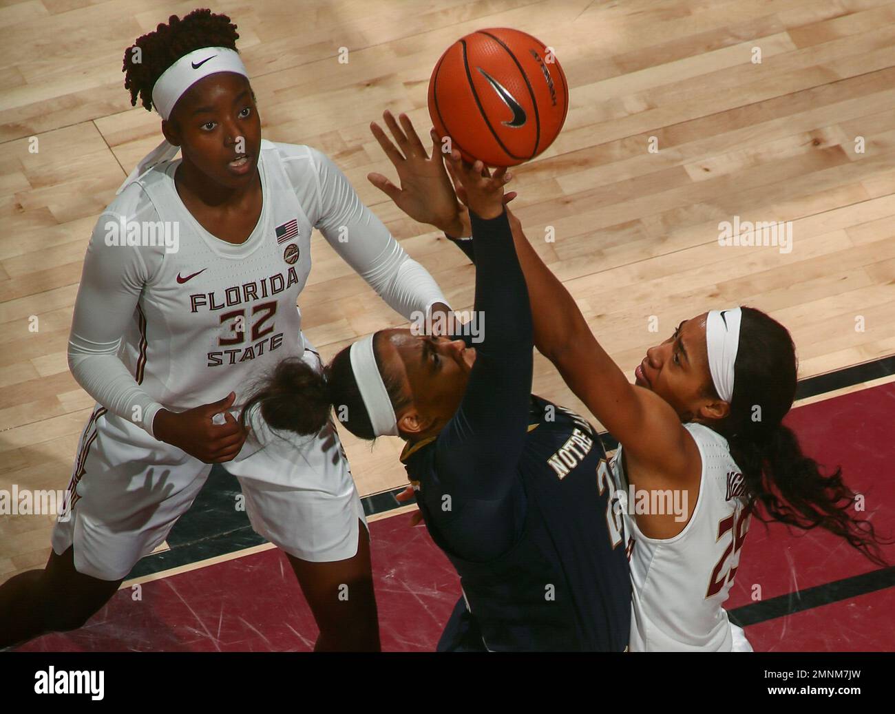 Notre Dame forward Kristina Nelson (21) shoots over the defense of ...
