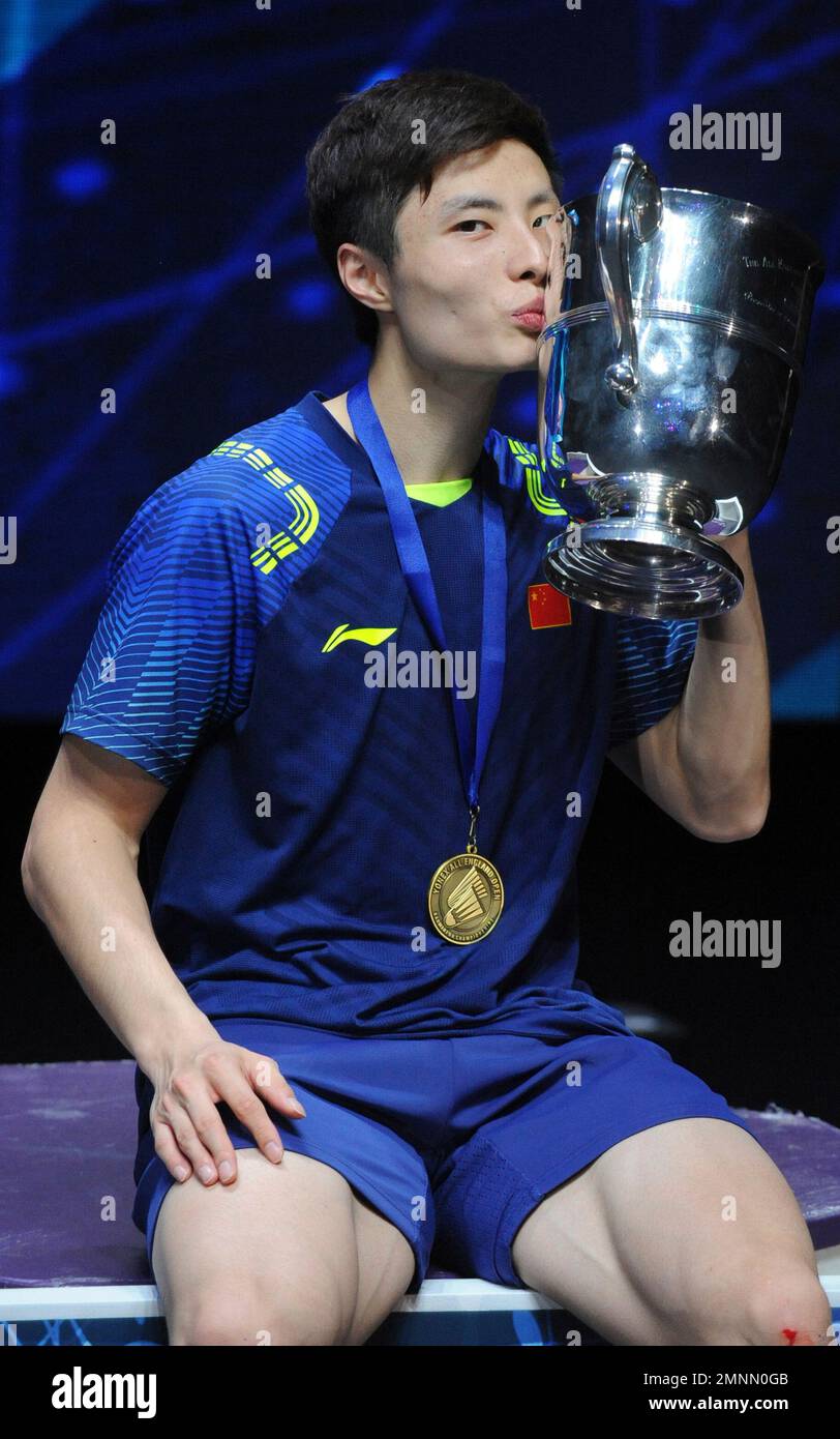 China's Shi Yuqi poses with his trophy after defeating China's Lin Dan ...