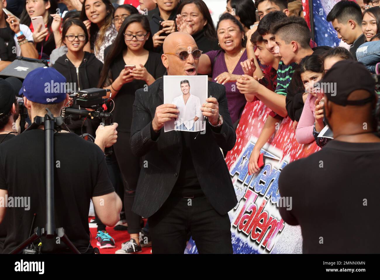 Howie Mandel shows a photo of Simon Cowell given to him by one of his ...