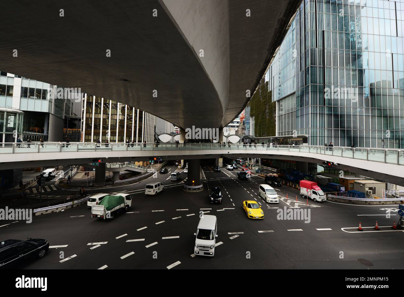 Verkehr und eine Fußgängerbrücke unter dem Metropolitan Expressway Rte ...