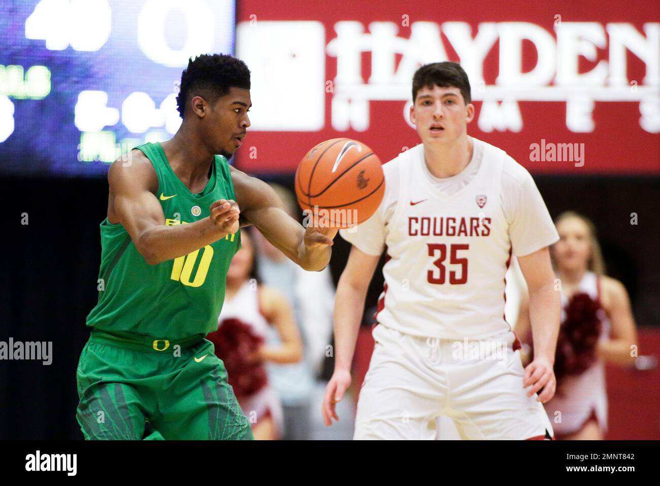 Oregon guard Victor Bailey Jr. (10) passes the ball in front of Washington State forward Arinze ...