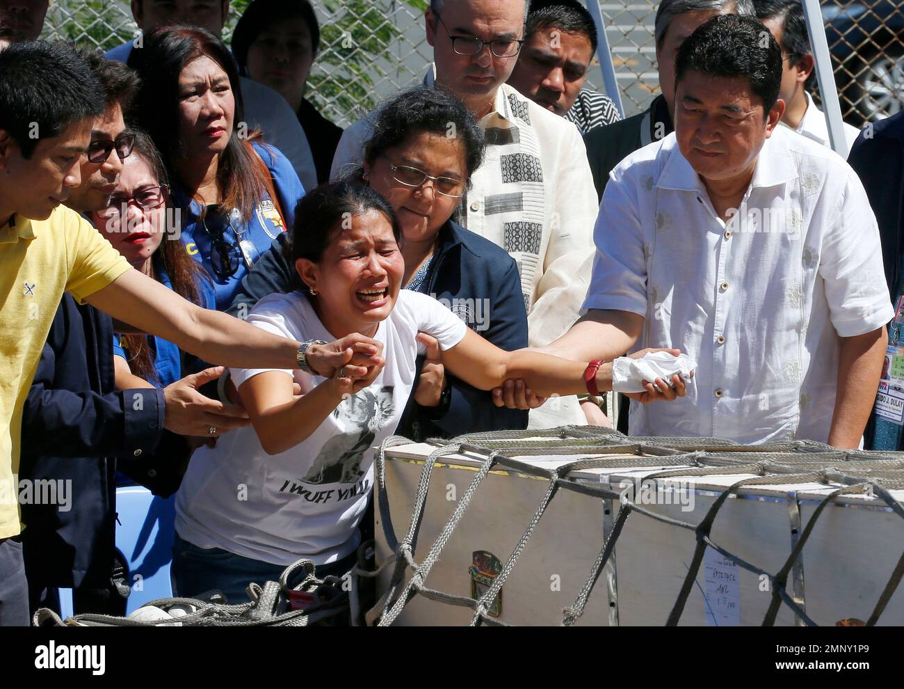 Jessica, center, and Jojit Demafelis, left, siblings of Joanna ...