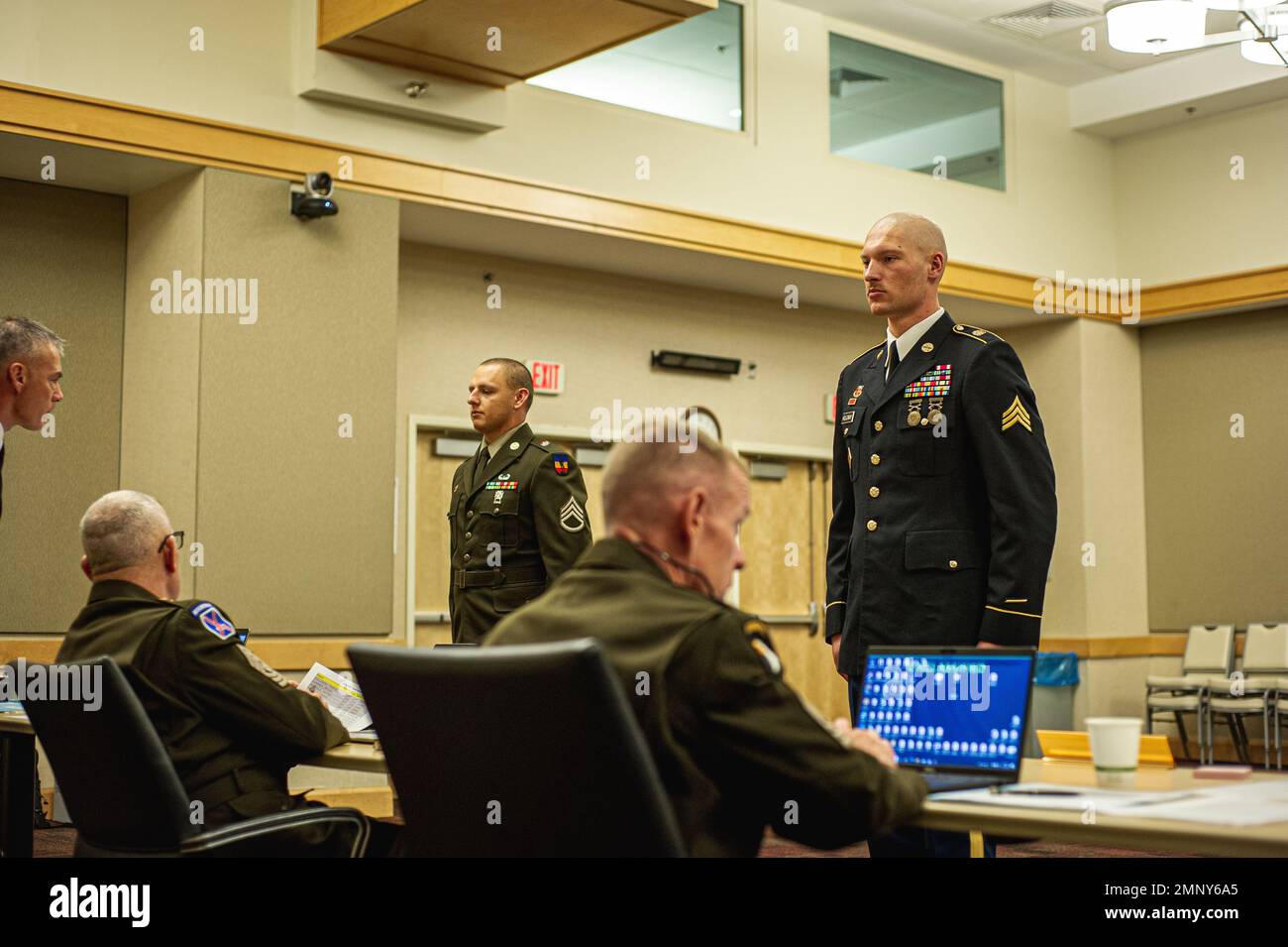 US Army Staff Sgt. Bryan Kummer und Sgt. Tyler Holloway, zusammen mit ...