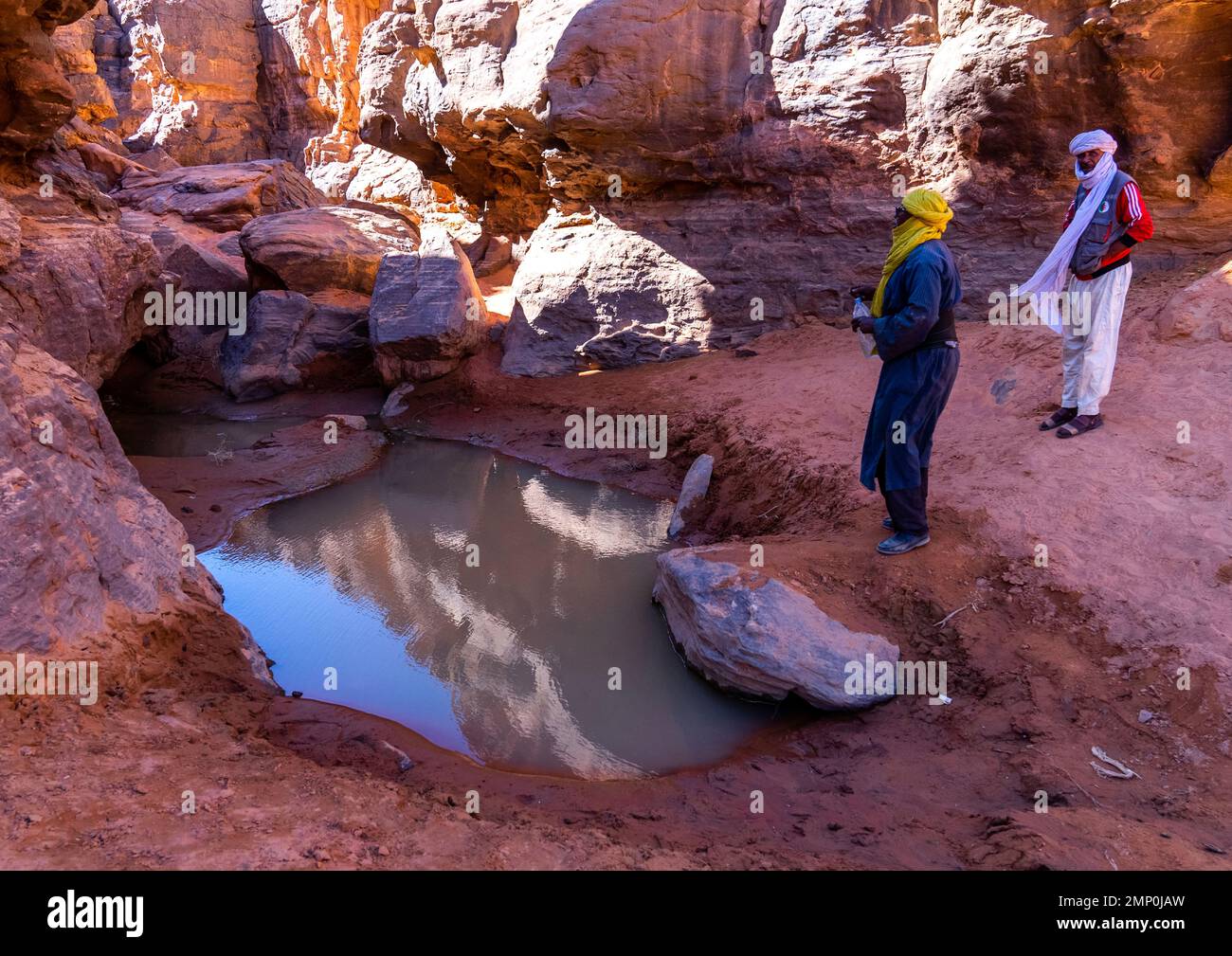 Tuaregs in der Nähe eines Wasserlochs in der Wüste, Tassili N'Ajjer ...