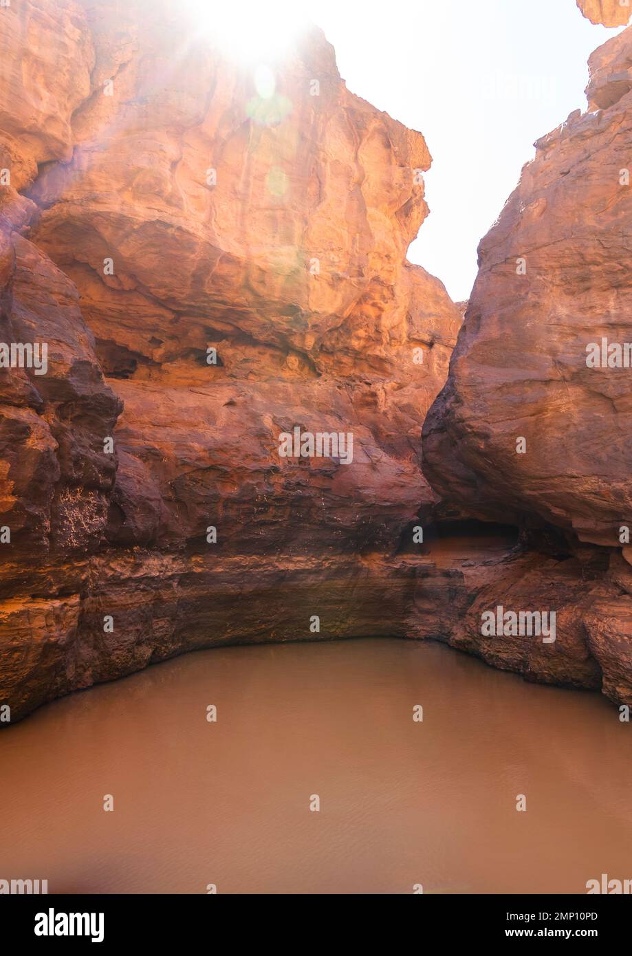 Wasserloch in der Wüste, Tassili N'Ajjer Nationalpark, Tadrart Rouge, Algerien Stockfotografie ...