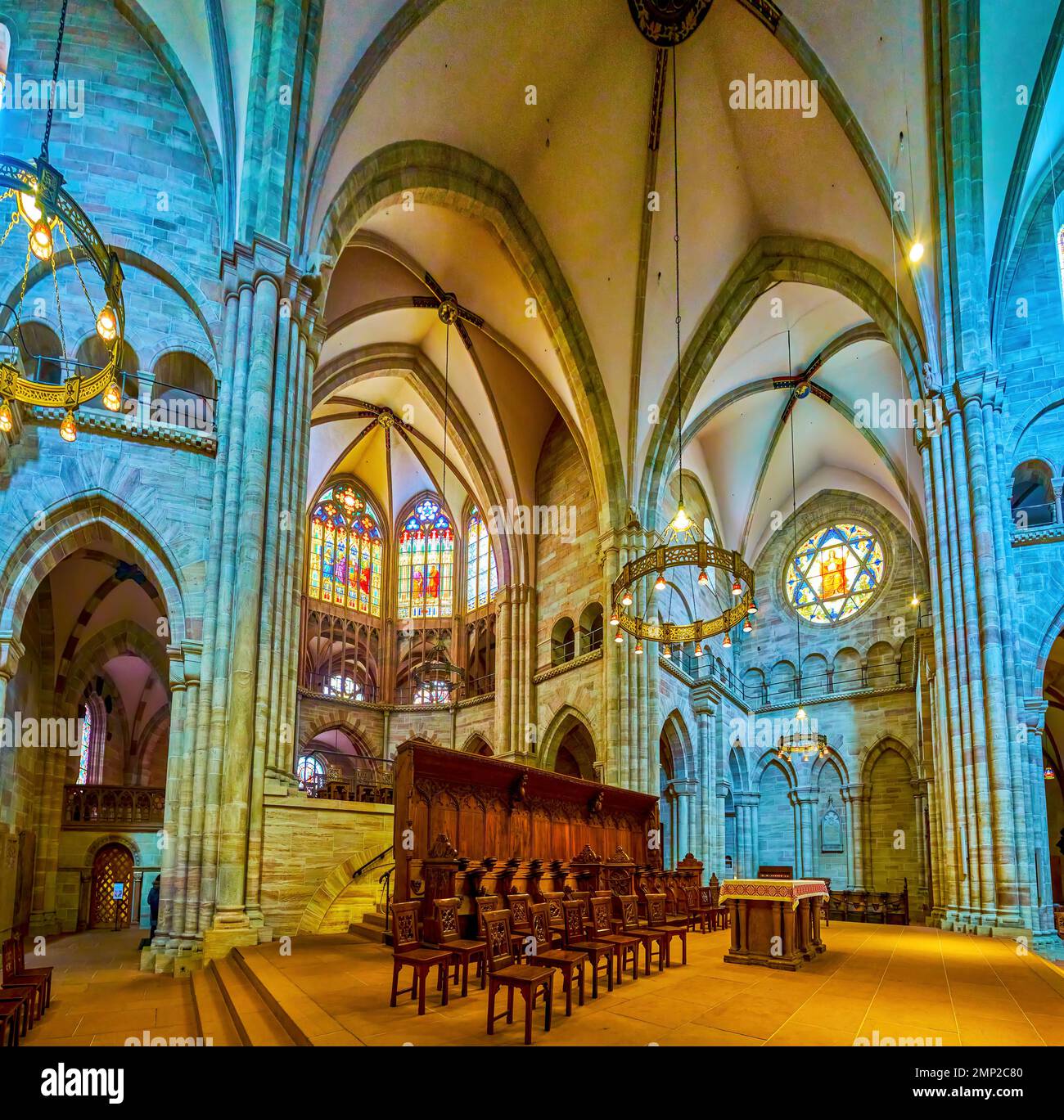 BASEL, SCHWEIZ - 1. APRIL 2022: Der Transekt der Basler Münsterkirche ...