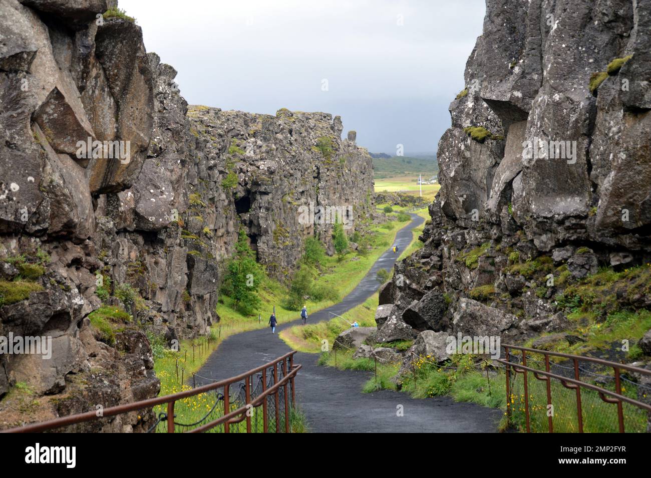 Island, Thingvellir: Pfad zum Besucherzentrum mit Blick auf den Ort der ...