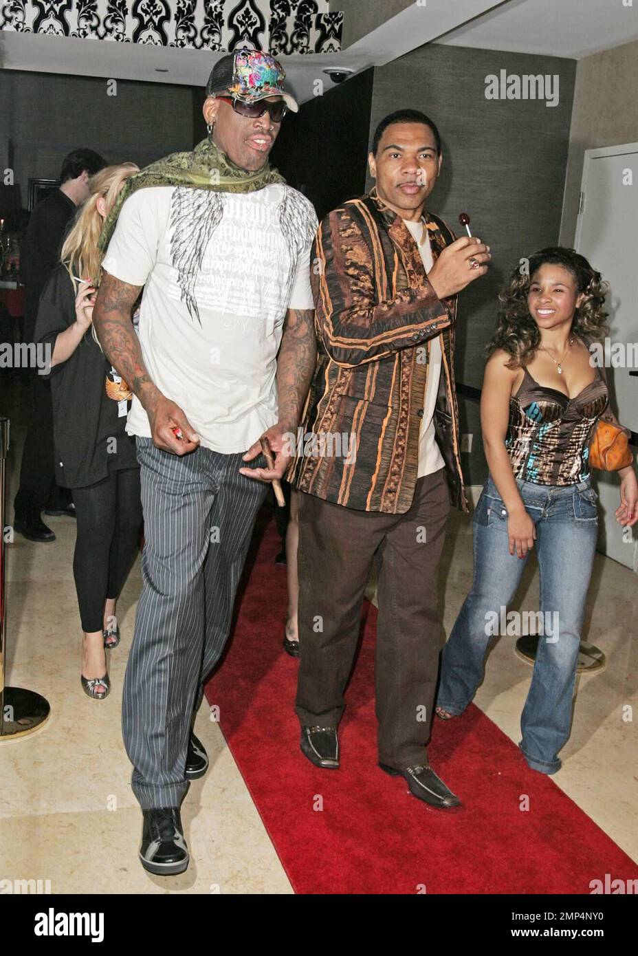 Dennis Rodman zeigt, dass er bei den Damen immer noch ein Hit ist, da ...