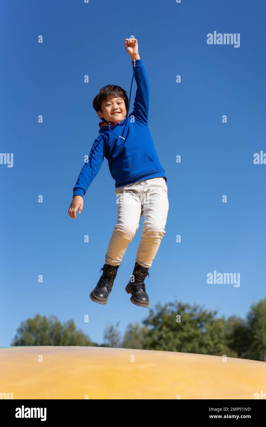 Junge springt -Fotos und -Bildmaterial in hoher Auflösung – Alamy