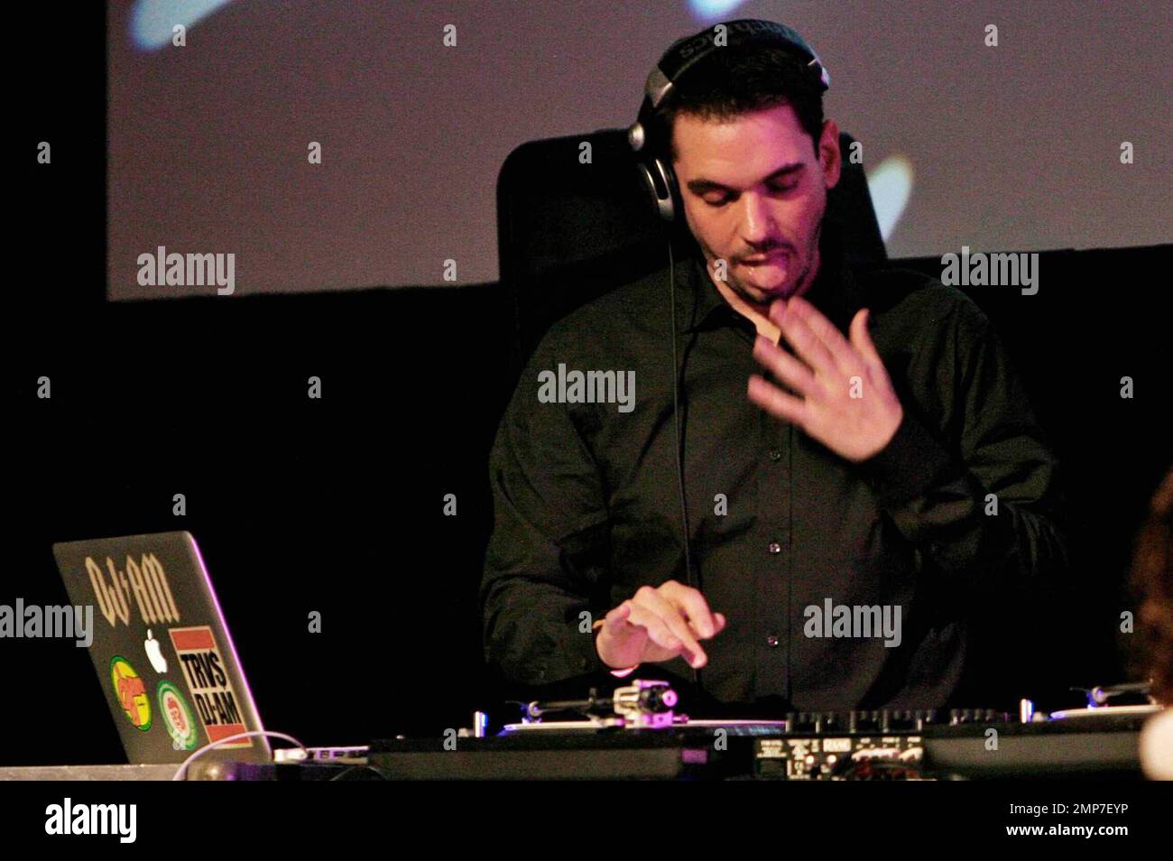 DJ AM dreht sich bei der Annual Academy Awards Celebration 10. mit ...