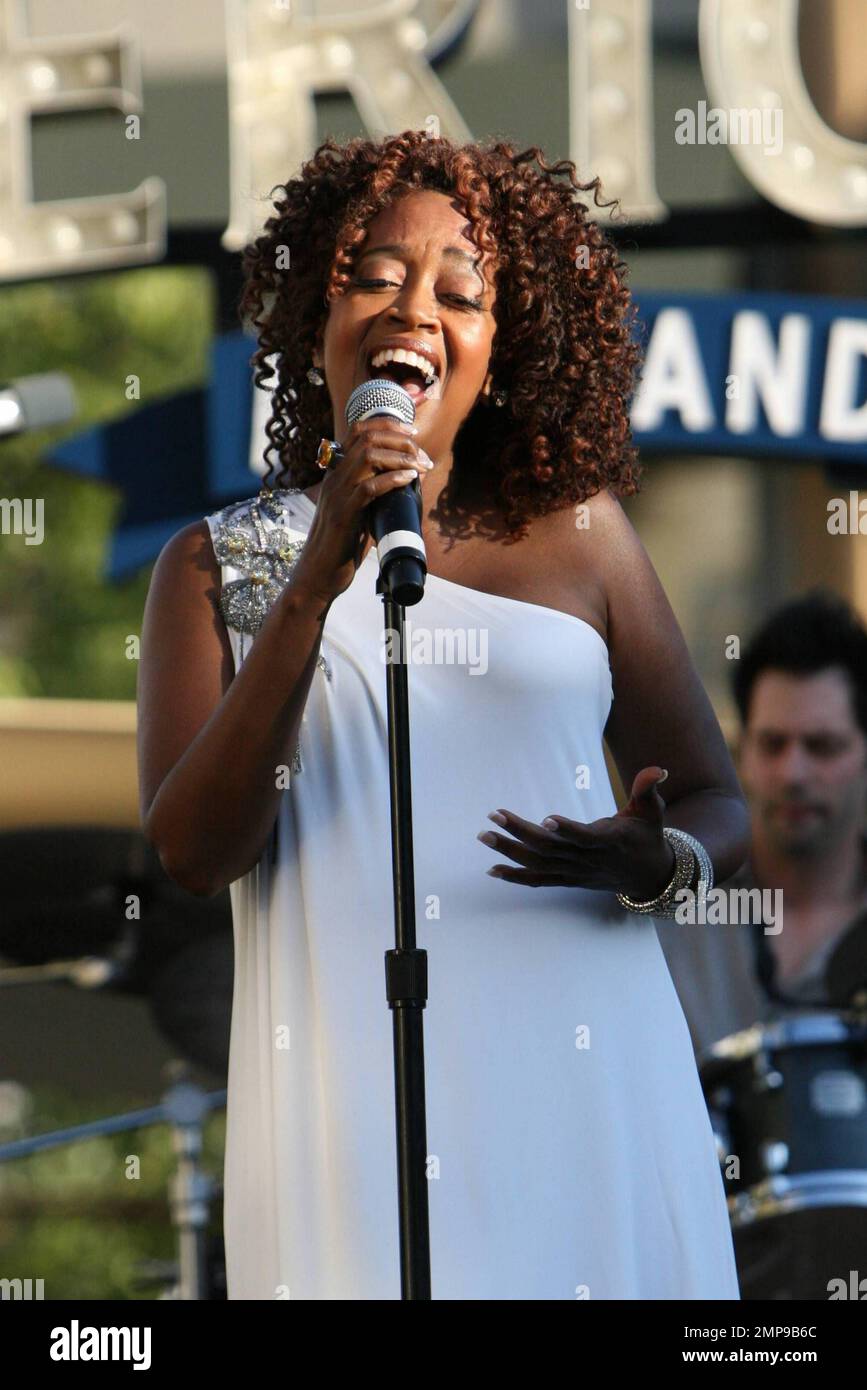 Sängerin und Schauspielerin Jennifer Leigh Warren tritt live auf einer ...