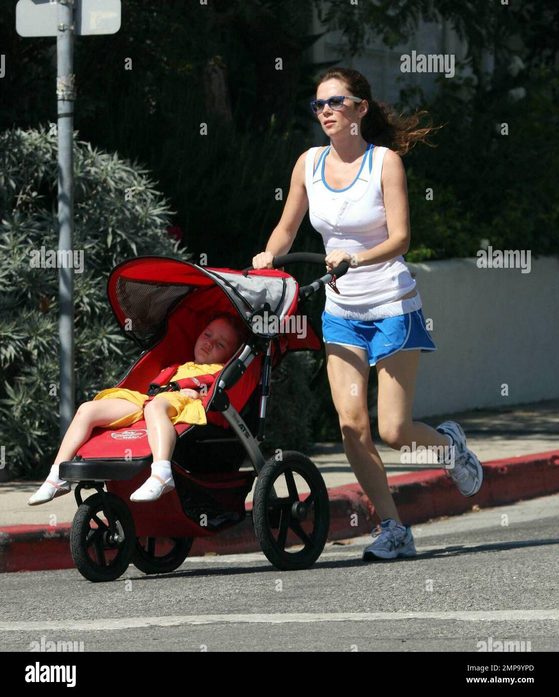 Die britische Schauspielerin und der Star „Putting Daisies“ Anna Friel ...