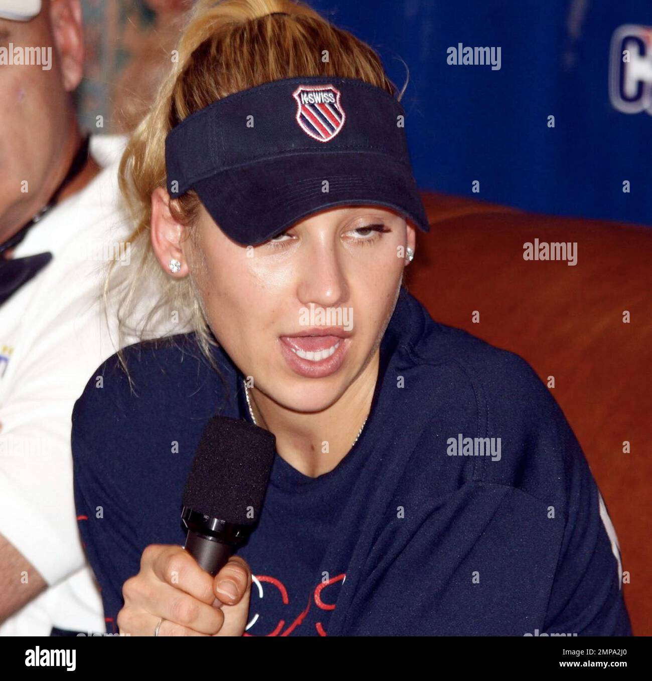 Anna Kournikova trägt zwei Ringe an ihrem Hochzeitsfinger, während sie ...