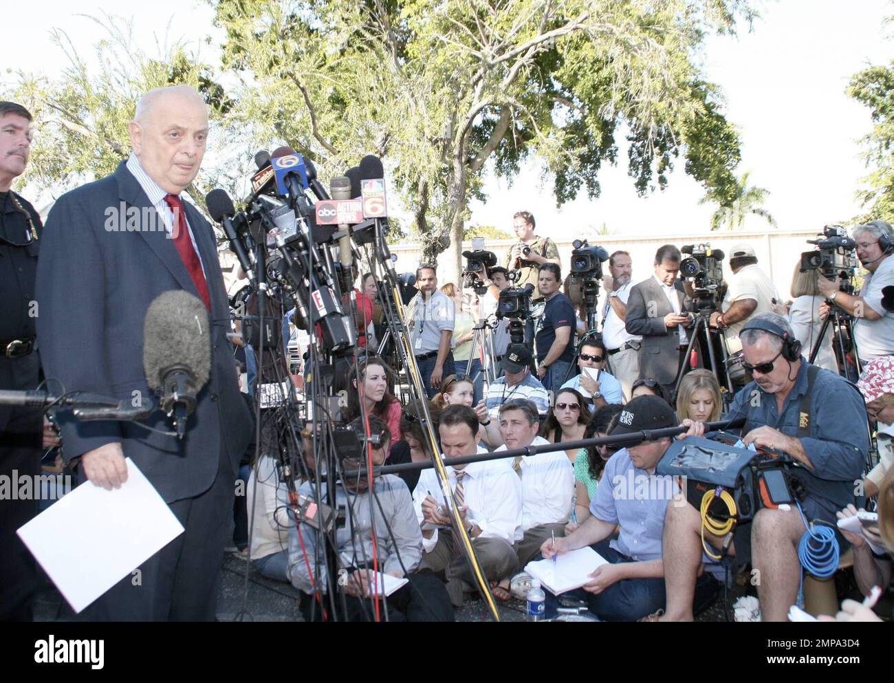 Pressekonferenz im Broward County Medical Examiner's Office in Dania ...