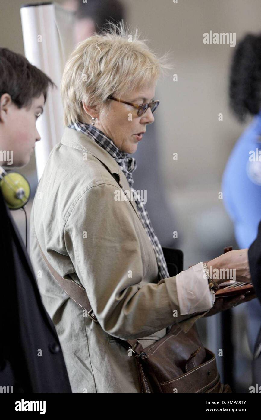 Annette Bening und ihr Sohn Benjamin kommen am Flughafen LAX an und ...
