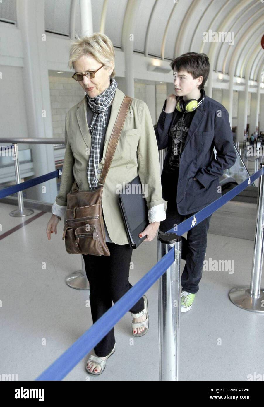 Annette Bening und ihr Sohn Benjamin kommen am Flughafen LAX an und ...