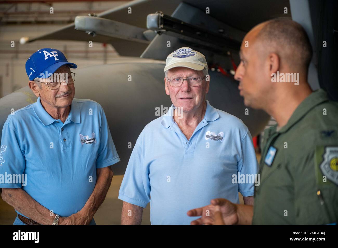 Sieben Veteranen der US Air Force und ihre Ehegatten besuchen den 125 ...