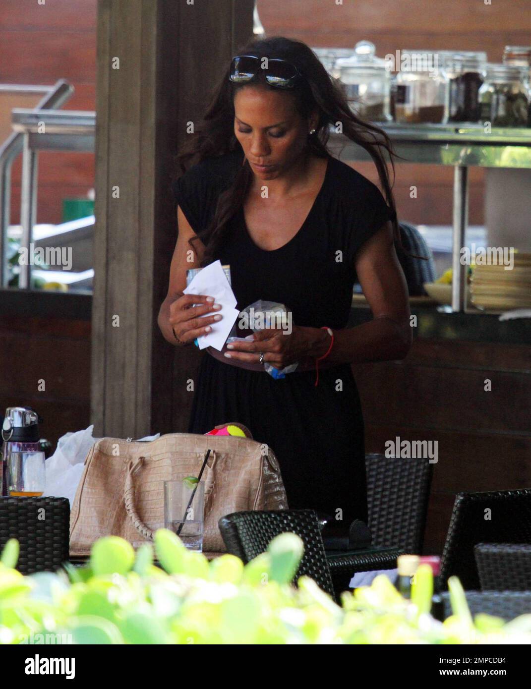 Boris Beckers Ex-Frau Barbara Feltus geht mit ihrem Sohn Elias und ...