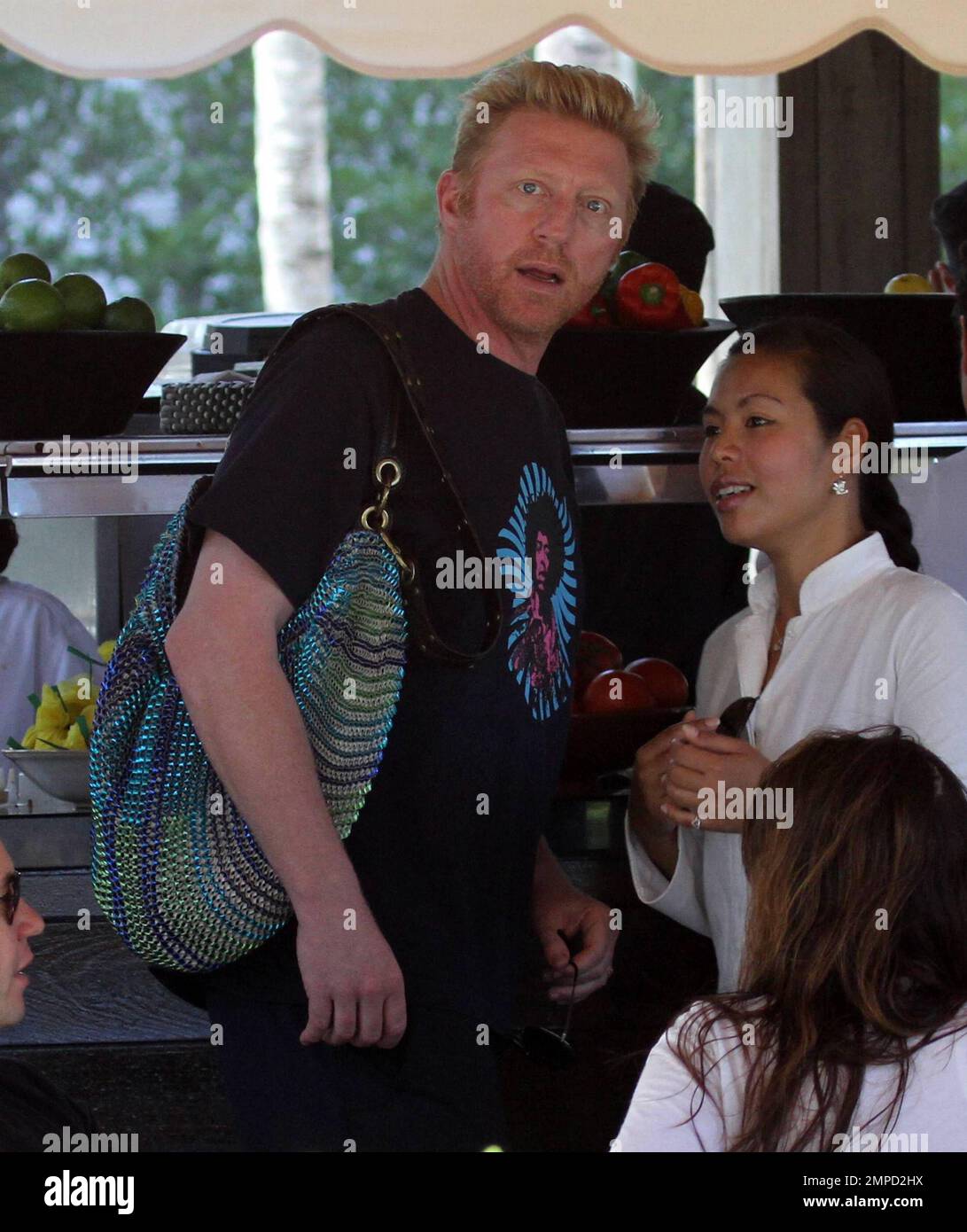 Boris Becker geht mit seiner wachsenden Familie auf der Promenade in ...