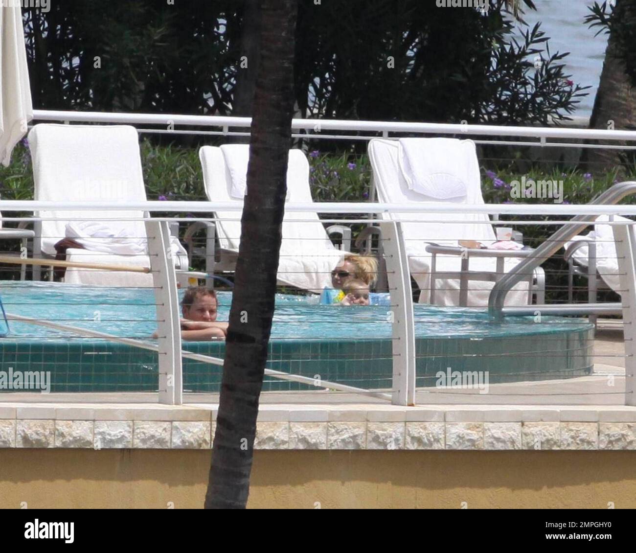 Britney Spears verbringt den Tag mit ihrer Familie am Pool. Britneys ...