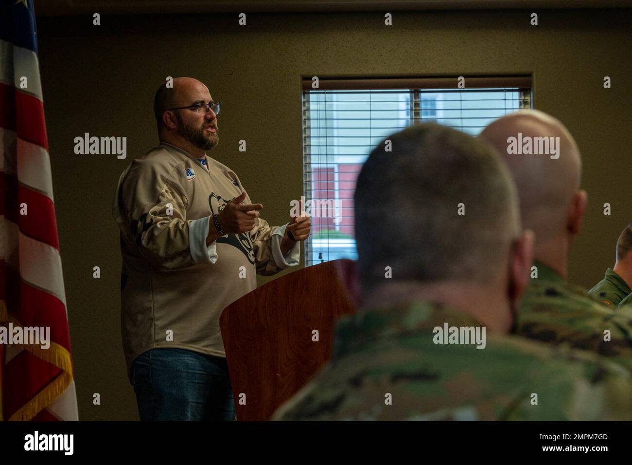 Randy McDonald diskutiert zusammen mit Veterans Minot Chapter Executive ...