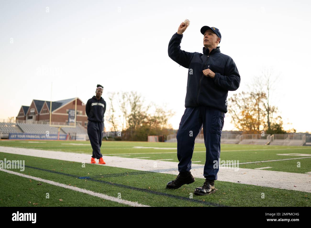Bill Kelly, der 42. Superintendent der Coast Guard Academy, hält einen ...