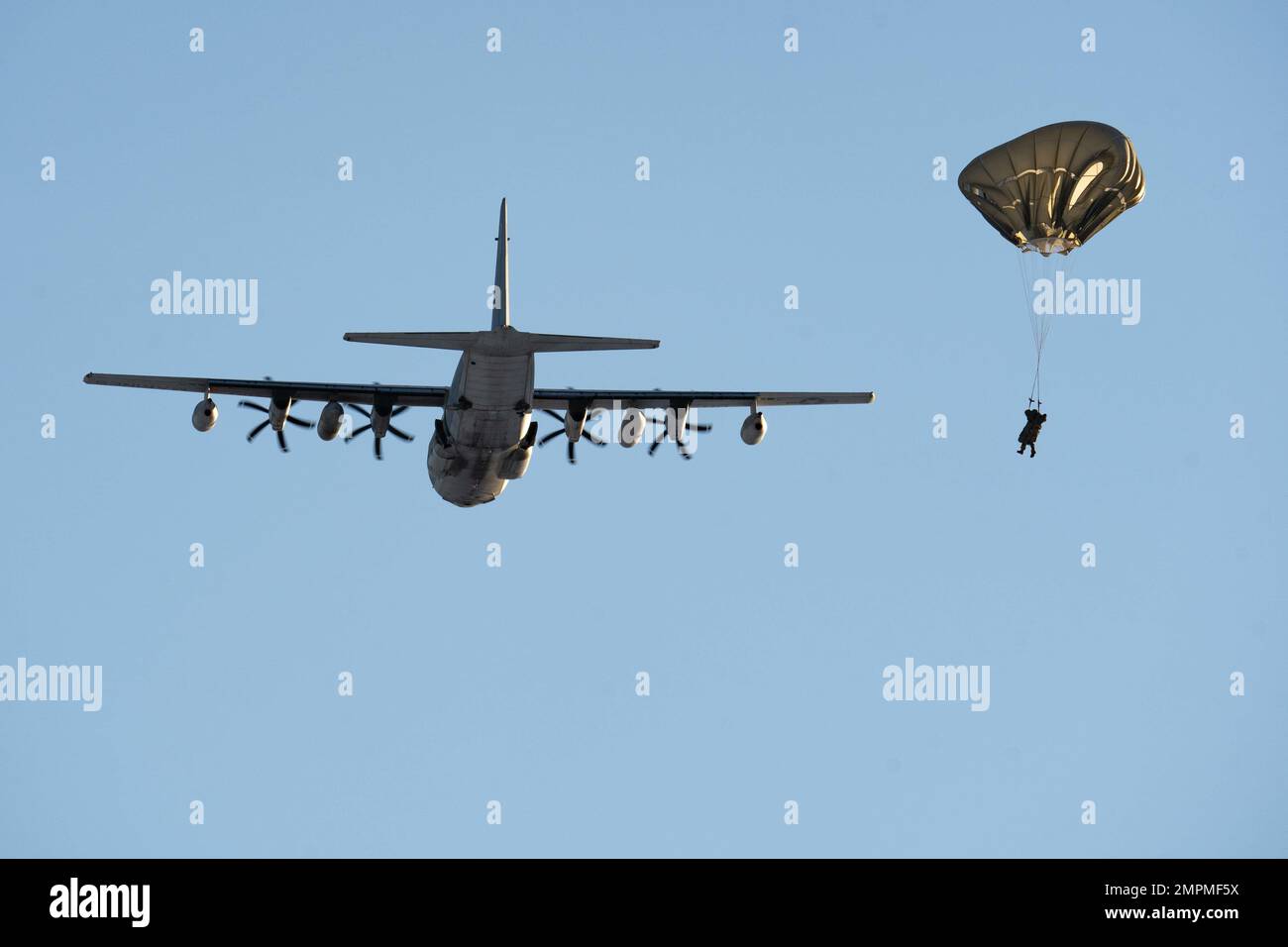 Ein Fallschirmjäger der US-Armee, der dem 725. Brigade Support ...