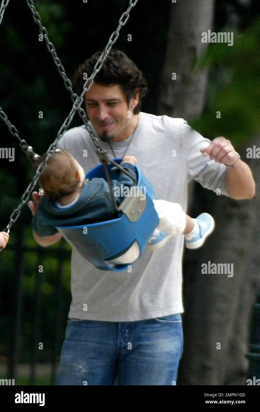 Exklusiv!! Chris Cornell wird mit seiner Tochter Toni in einem Park in ...