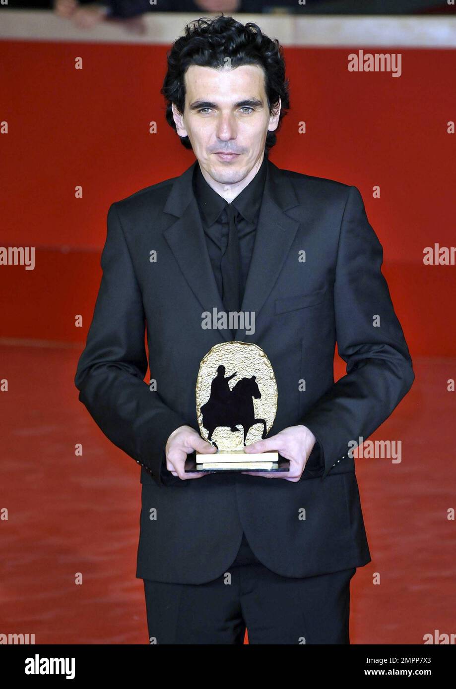 Olias Barco mit dem Preis für den besten Film für „Kill Me Please“ bei der Abschlusszeremonie ...