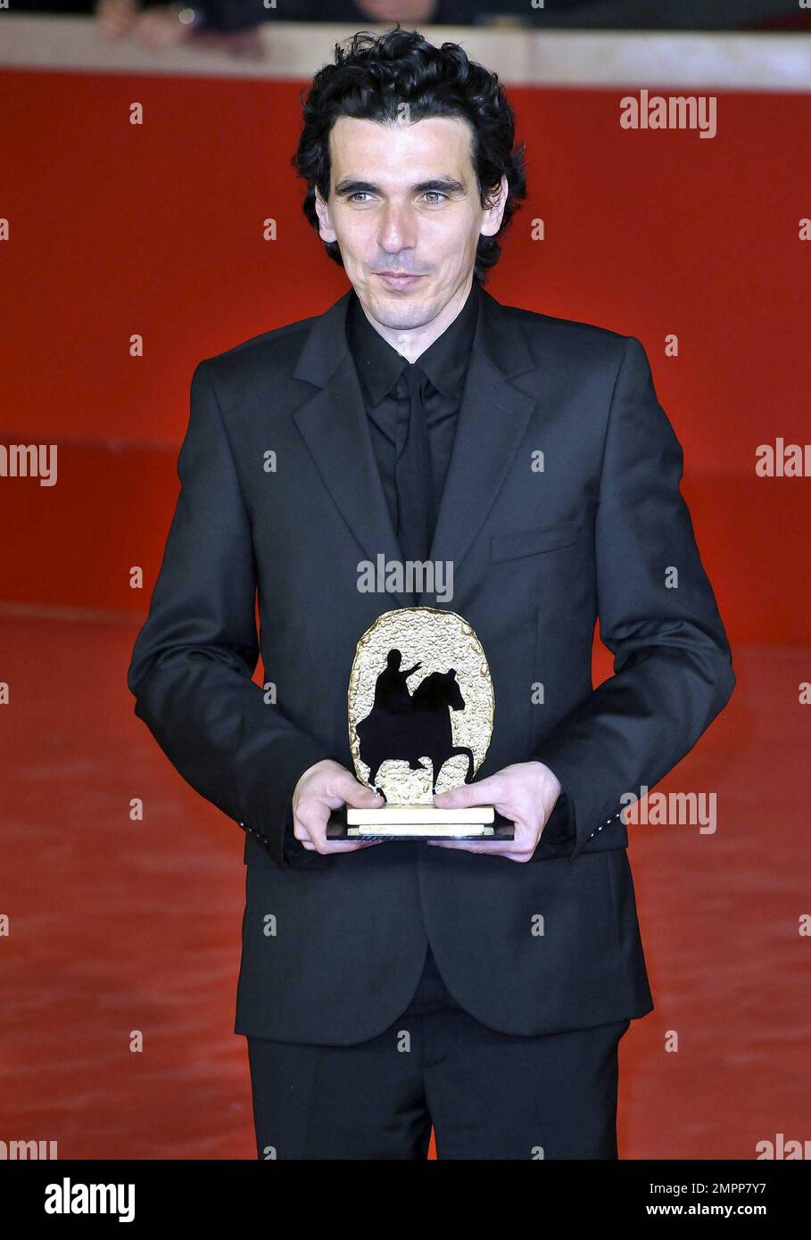 Olias Barco mit dem Preis für den besten Film für „Kill Me Please“ bei der Abschlusszeremonie ...