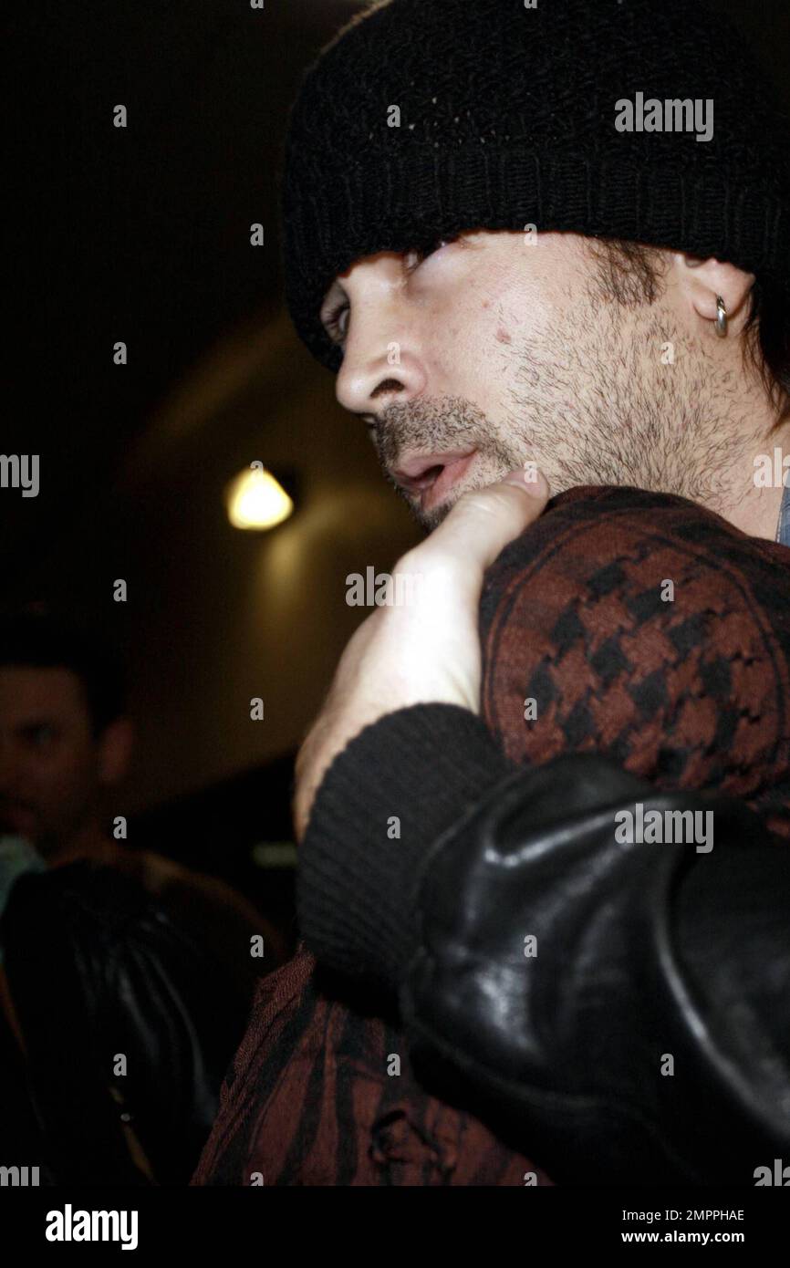 Colin Farrell wiegt seinen Sohn Henry Tadeusz in einer Decke, während ...