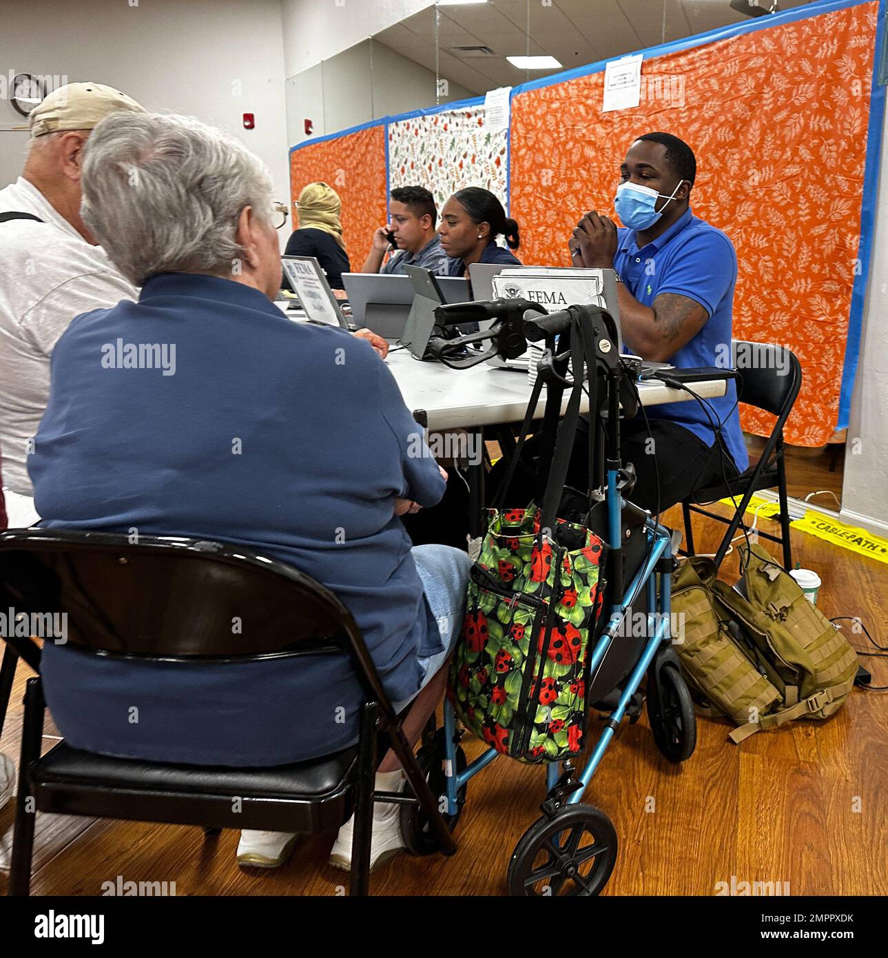 Cape Coral, FL, USA--11/13/22--Individuelle Hilfsspezialisten sprechen ...