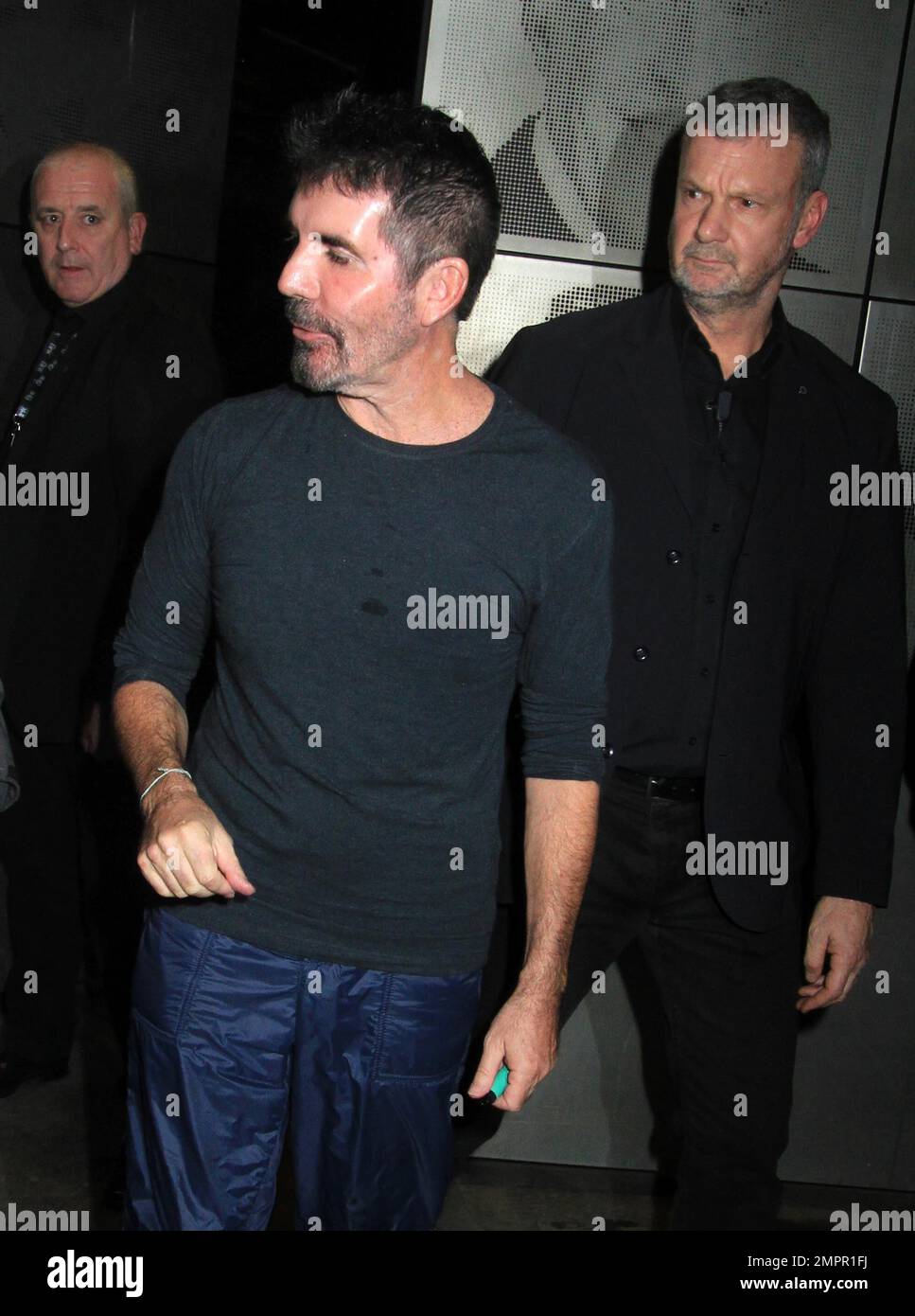 simon cowell kommt nach bgt aus dem Palladium und ein estnischer Fan ...