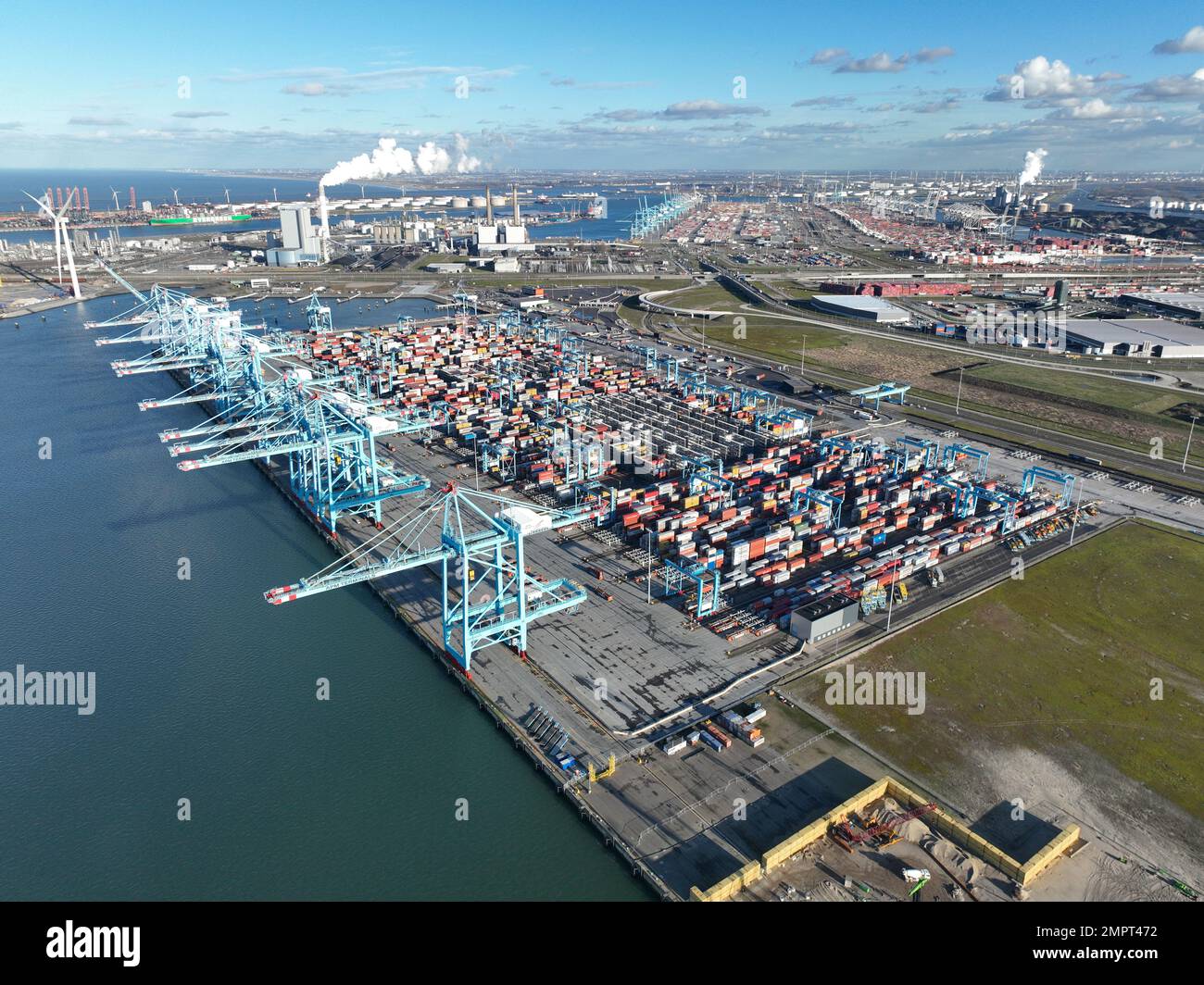 Rotterdam, 19. Januar 2023, Niederlande. Im sonnigen Hafen von ...