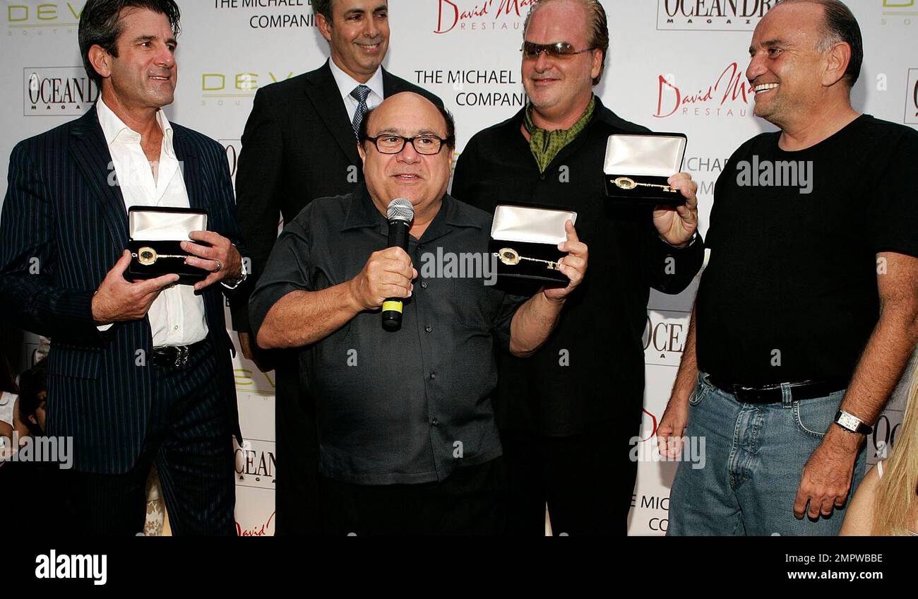 Die Miteigentümer David Manero (R), Danny DeVito und Michael Brauser (L ...