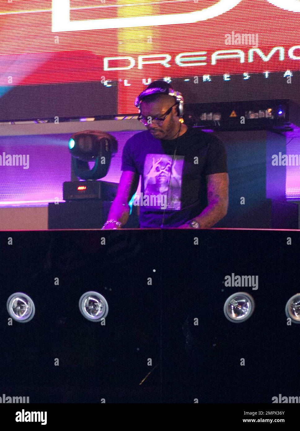 GRIECHENLAND RAUS - der französische Fußballer Djibril Cisse wird von ...