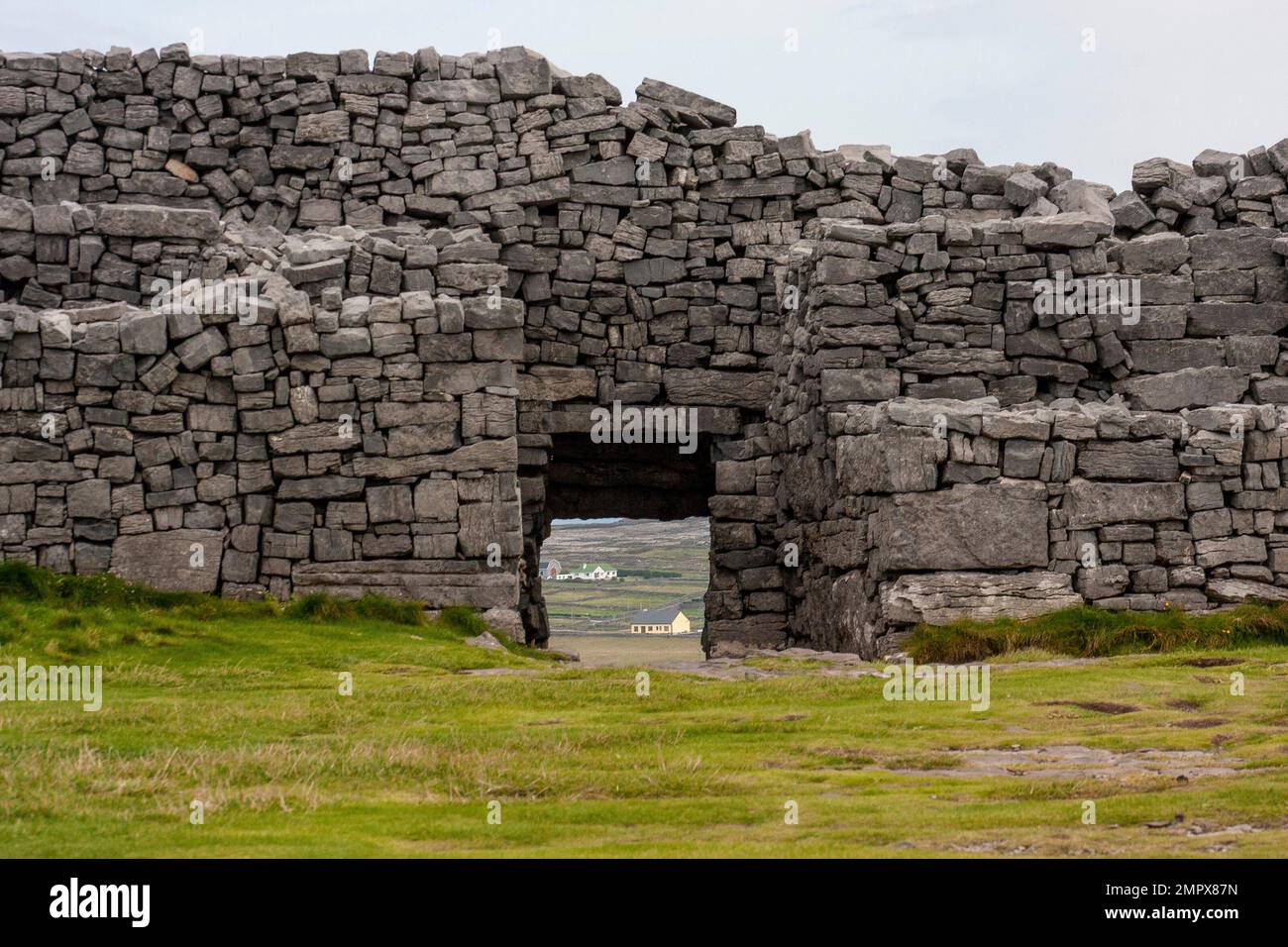 Alte trockensteinfestung inishmore -Fotos und -Bildmaterial in hoher ...