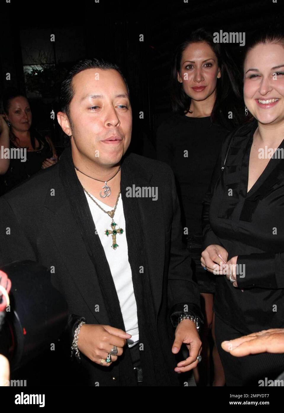 Efren Ramirez ist von den Damen umgeben, wenn er die Eröffnungsparty ...