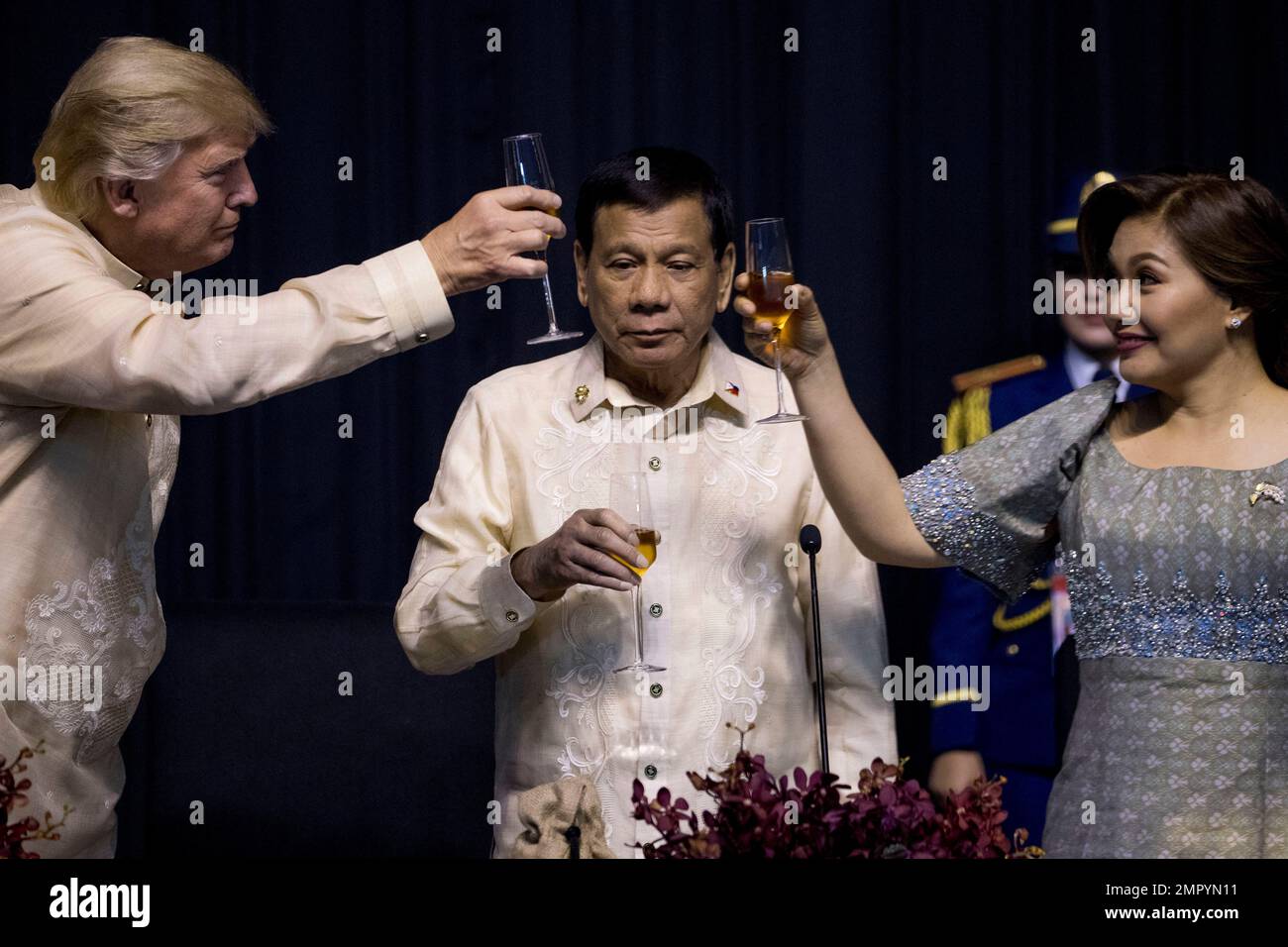 President Donald Trump toasts Philippines President Rodrigo Duterte ...