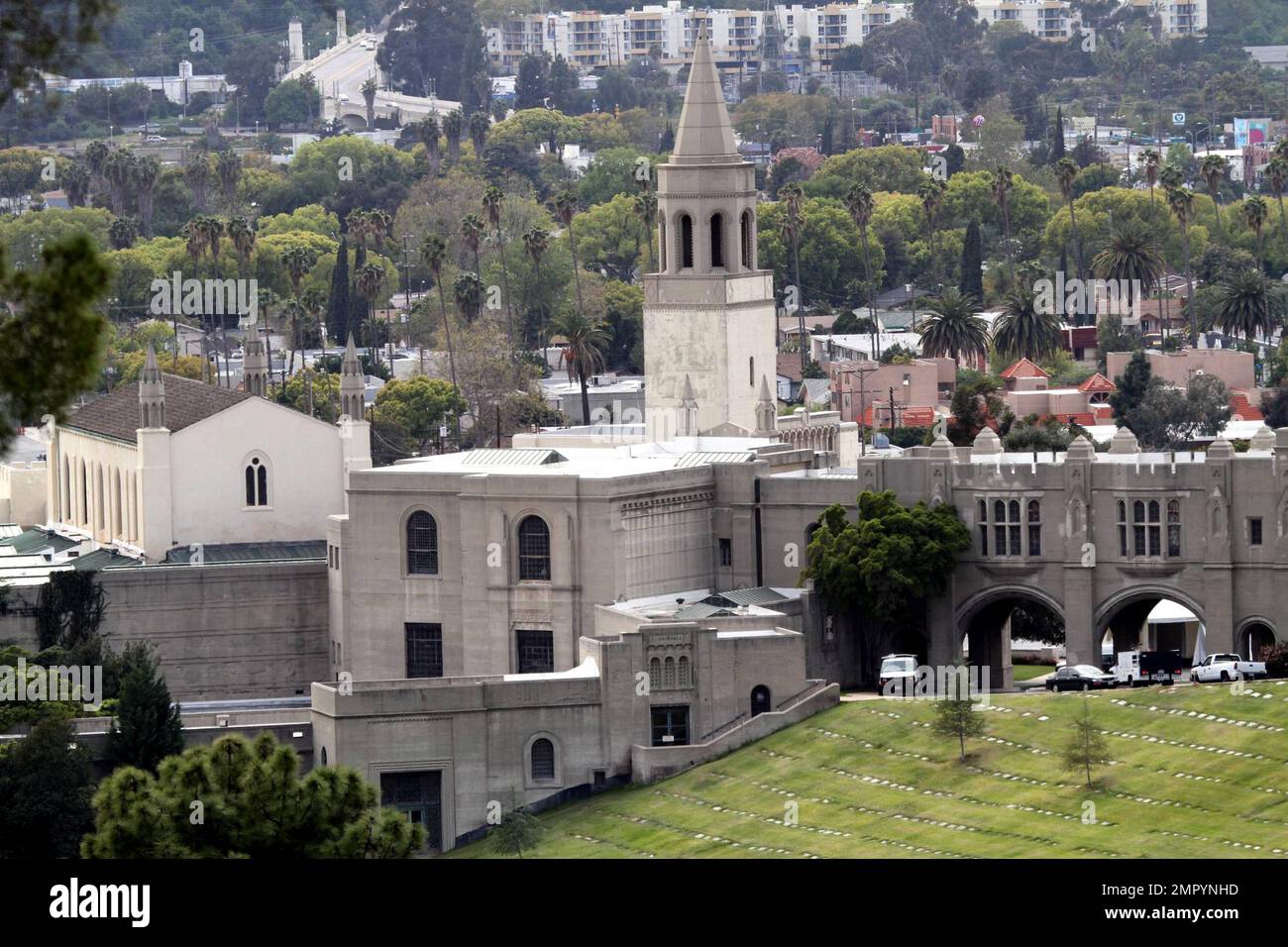 Die Trauernden verlassen den Forest Lawn Memorial Cemetery in ...