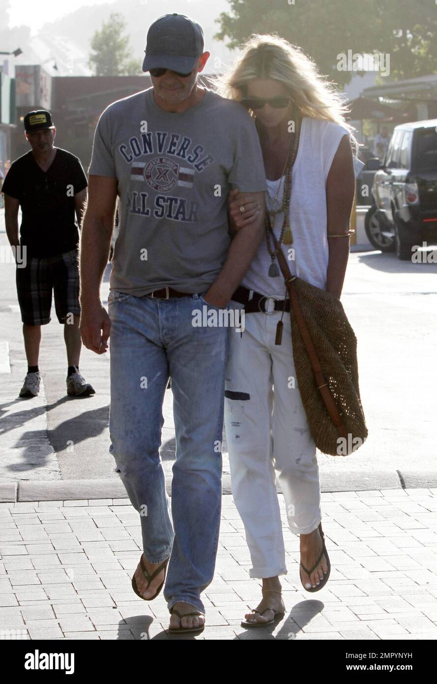 Elle Macpherson hielt ihren Freund Roger Jenkins am Arm, während sie in ...