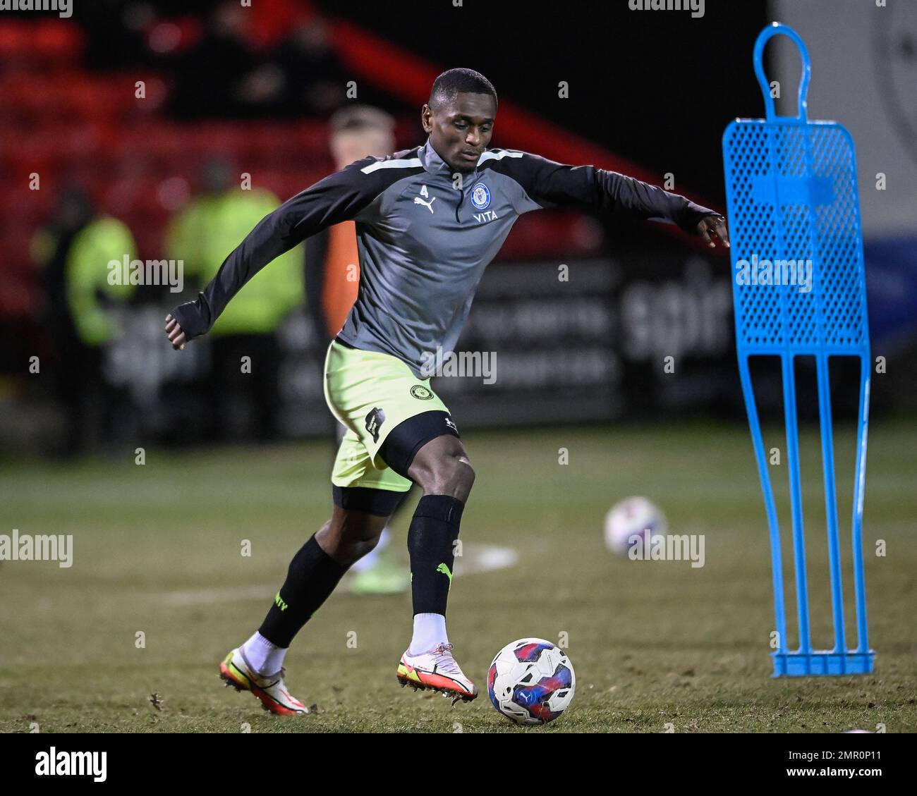 Akil Wright #4 von Stockport County wärmt sich während des Sky Bet ...