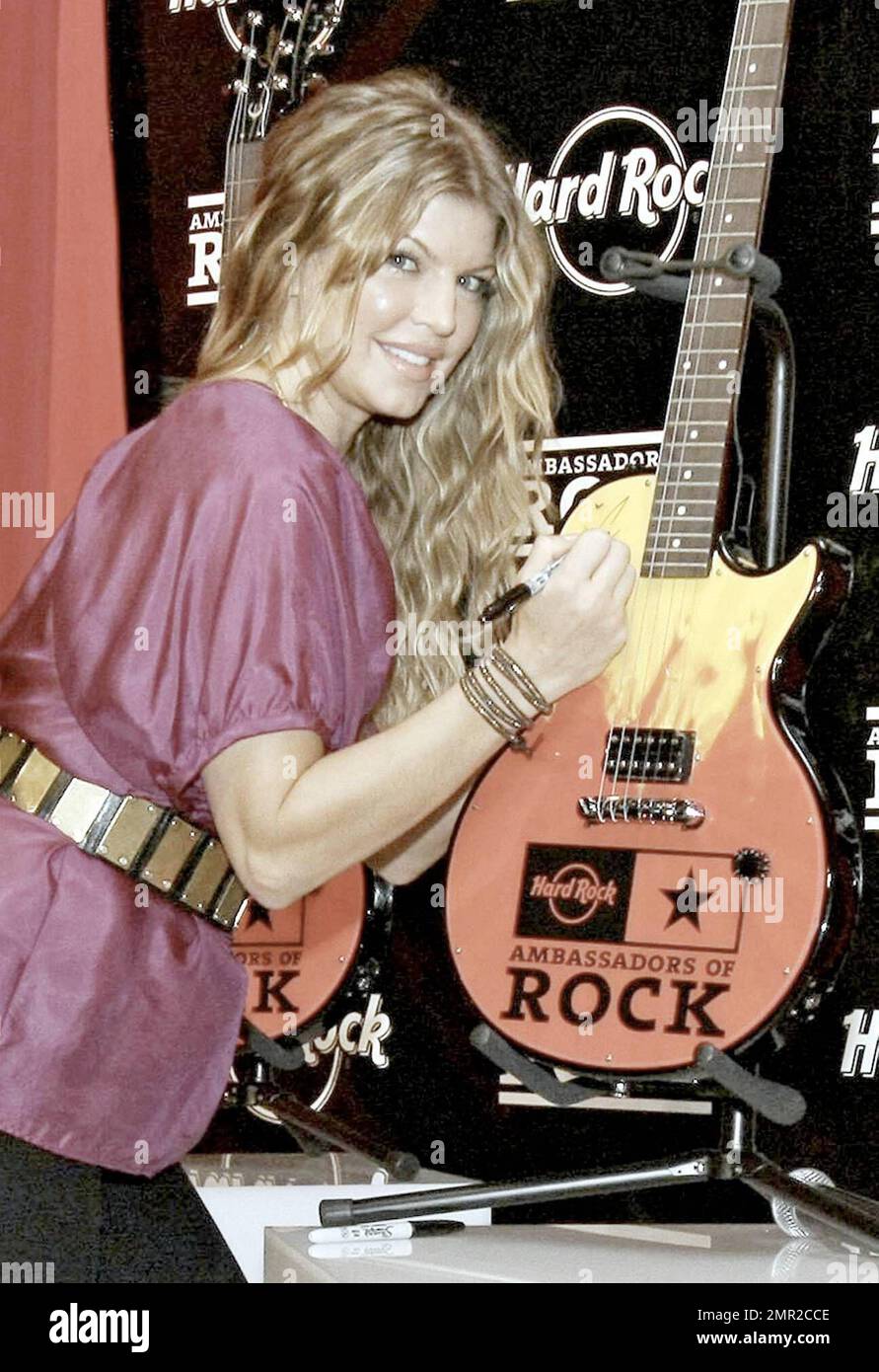 Pop- und R&B-Sänger Fergie erscheint im Hard Rock Cafe im Seminole Hard ...