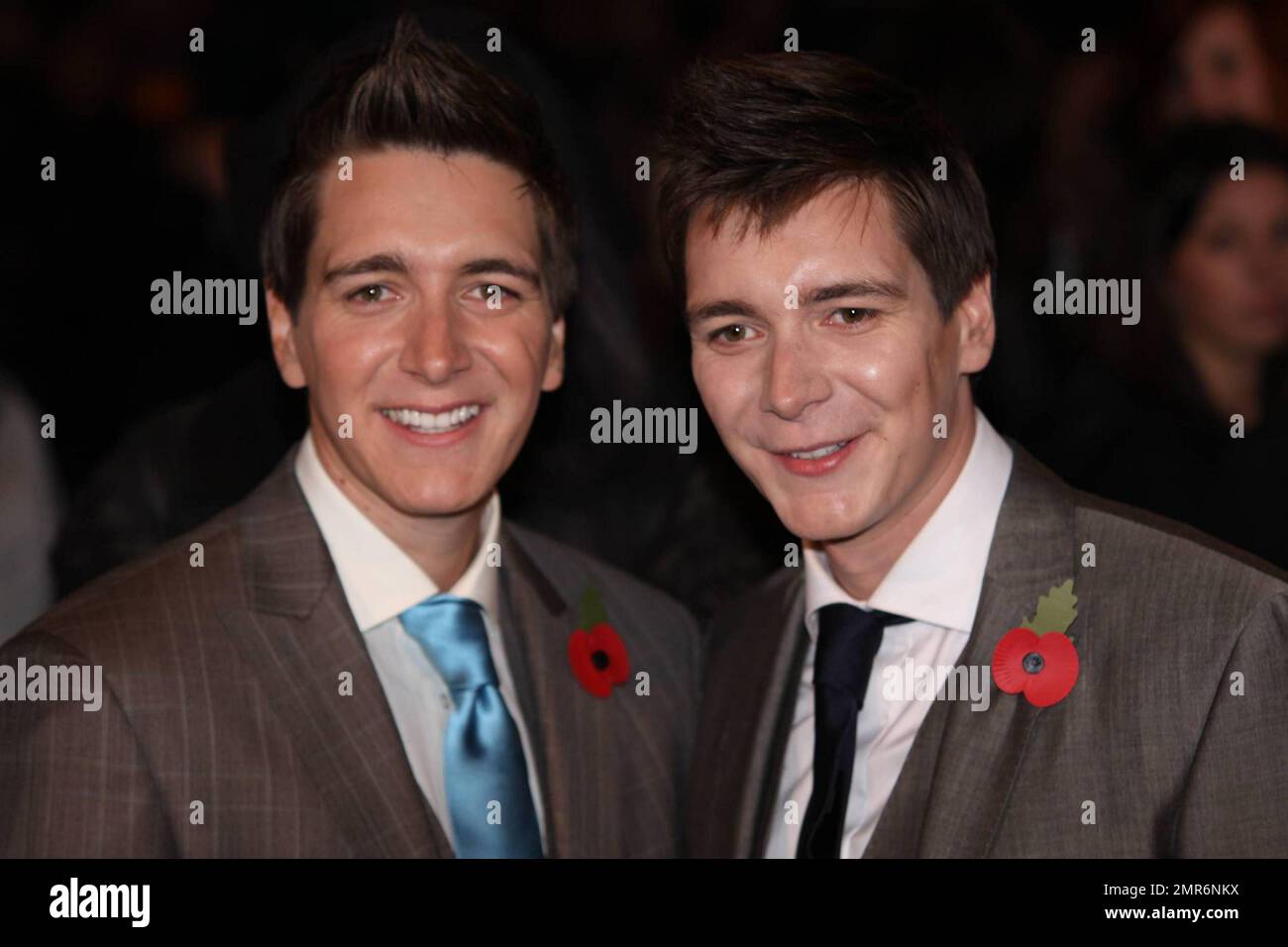 James Phelps und Oliver Phelps posieren auf dem roten Teppich bei der ...